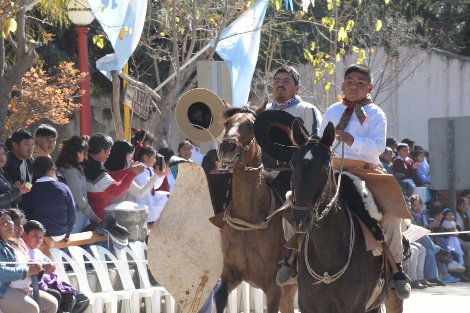 Acto y tradicional desfile del 25 de Mayo en Fuerte Quemado ...