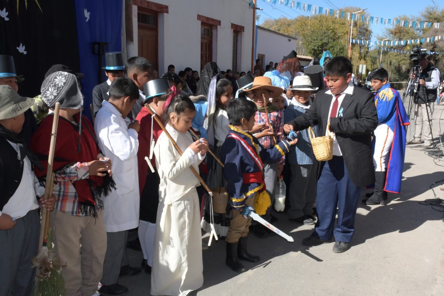 Acto y tradicional desfile del 25 de Mayo en Fuerte Quemado ...