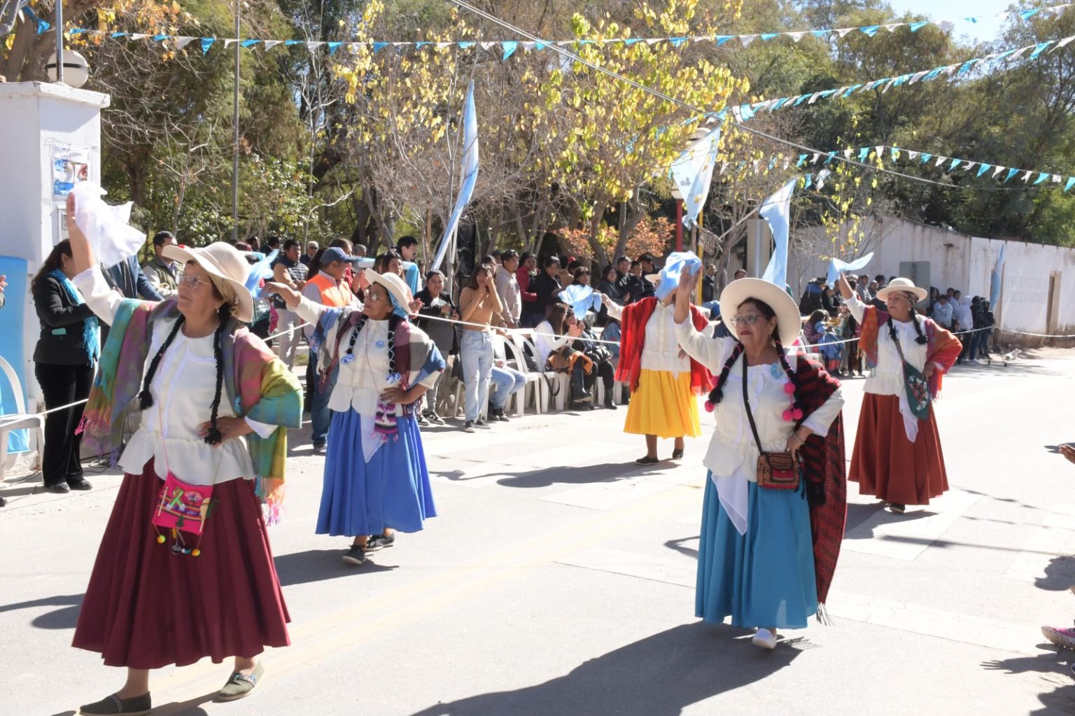 Acto y tradicional desfile del 25 de Mayo en Fuerte Quemado ...