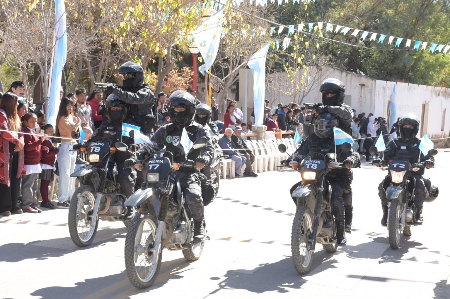 Acto y tradicional desfile del 25 de Mayo en Fuerte Quemado ...